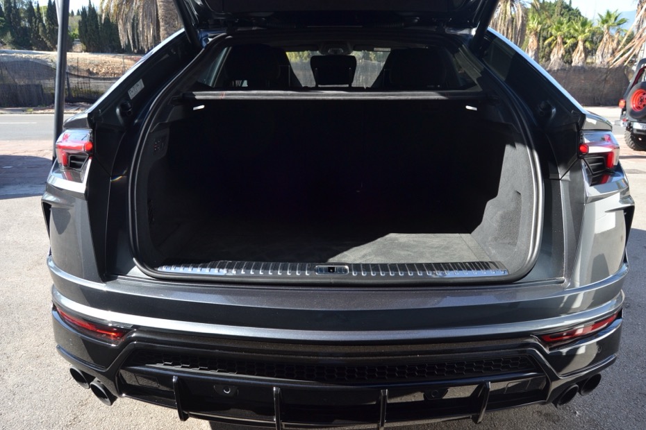 *SOLD* Lamborghini Urus 4.0 V8 Bi-Turbo *MOROCCO PLATES* - Cohen & Cars